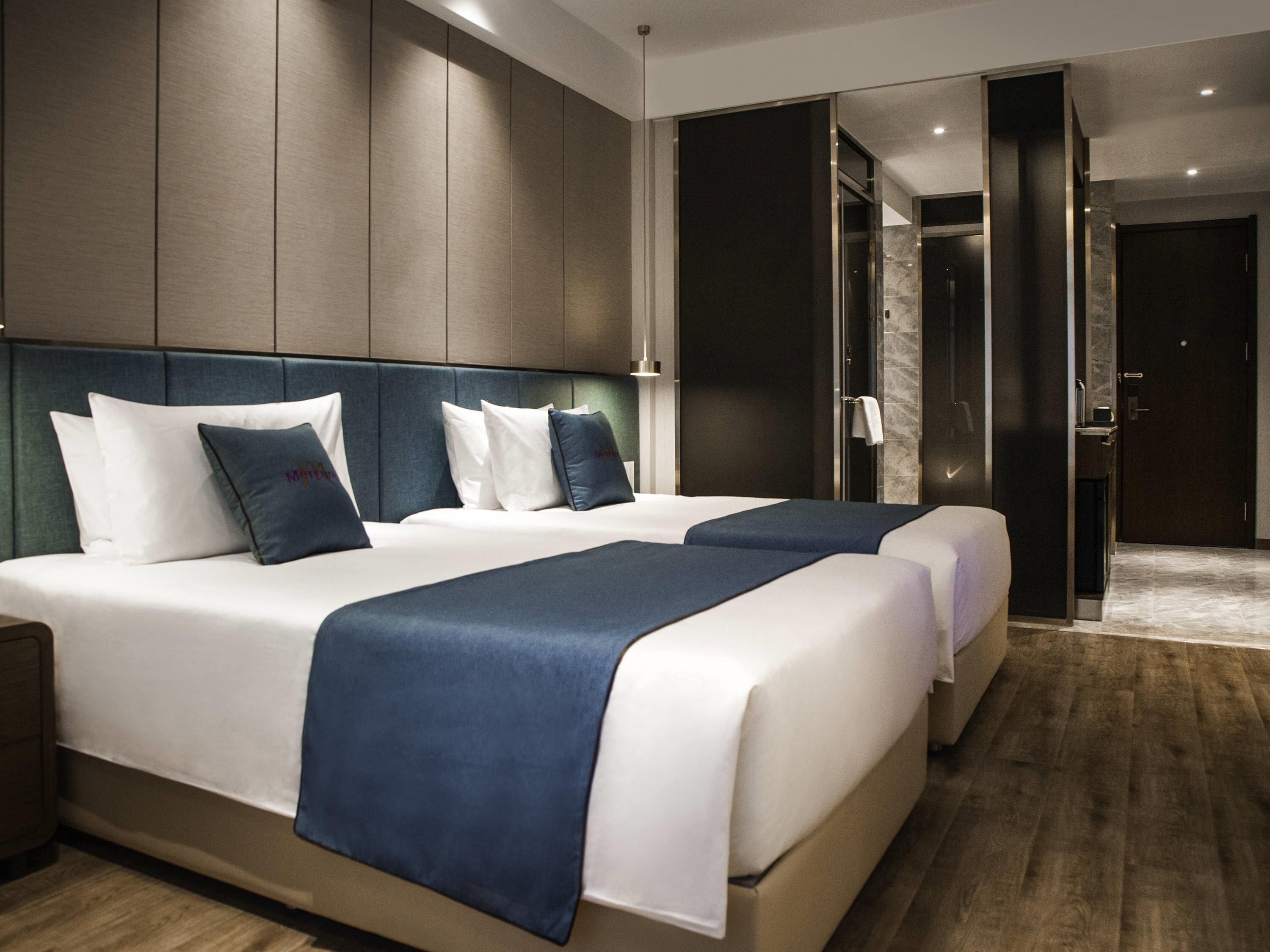 Quarto família, 2 camas de casal (Classic) | Frigobar, cofres nos quartos, individualmente decorados, escrivaninha