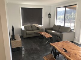 Casa conforto, 3 quartos, vista para a montanha, ao lado da montanha | Área de estar | TV de tela plana, lareira, DVD player