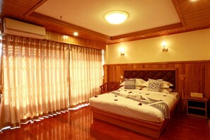 Quarto luxo | Escrivaninha, Wi-Fi de cortesia, roupa de cama