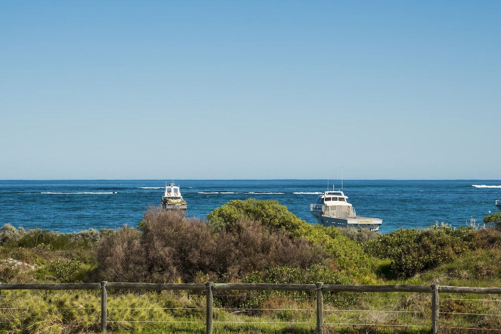 Ocean Waves - Luxury Beachside Accommodation - Lancelin