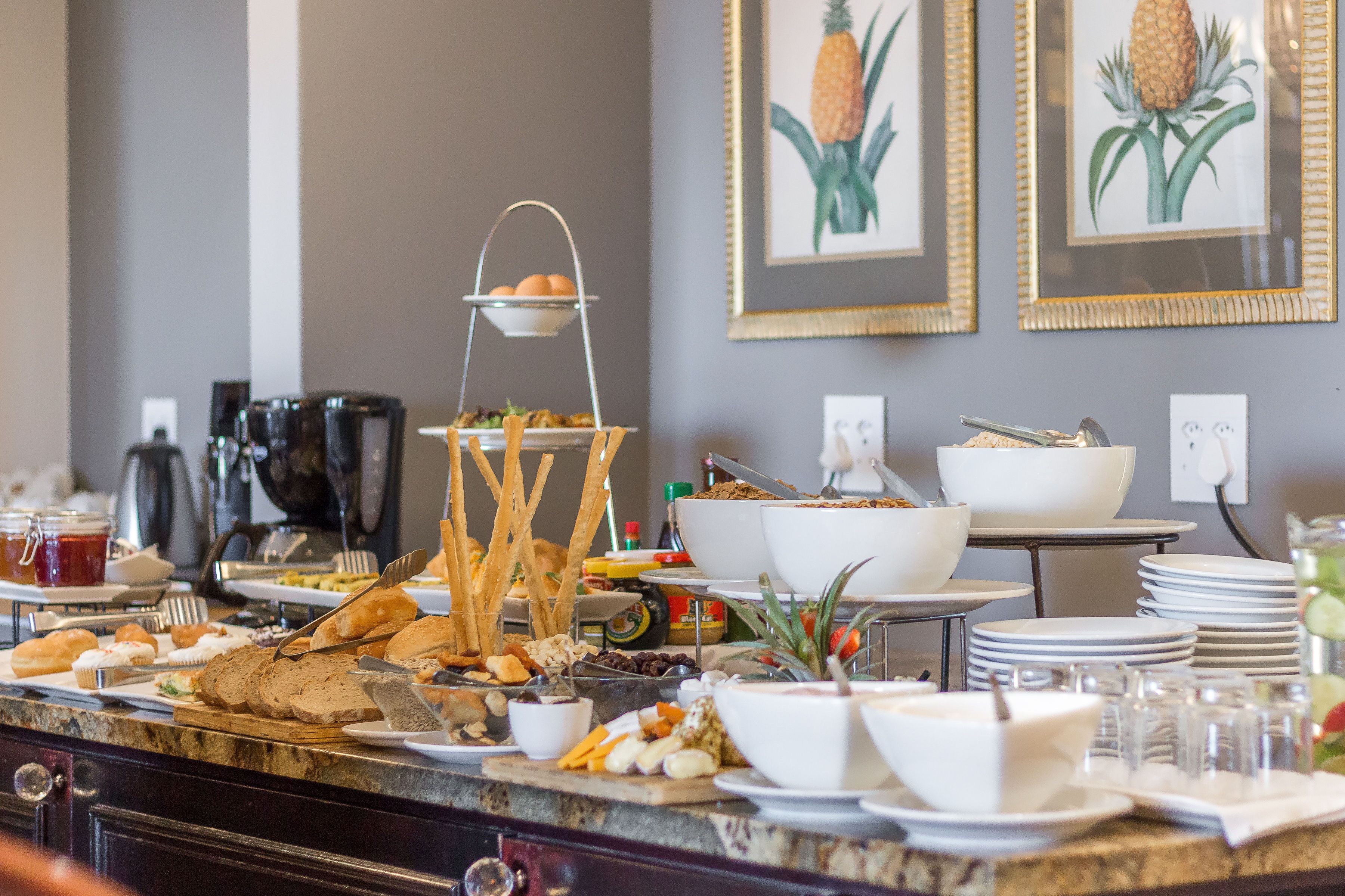 Uma mesa de buffet com diversos alimentos e utensílios.