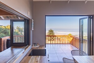 Suite-Estúdio de Luxo | 1 quarto, cofre no quarto, com decoração personalizada 