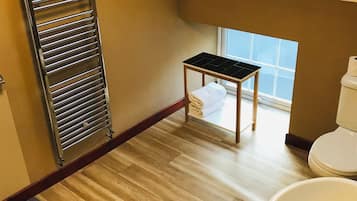 Quarto Duplo Empresarial, casa de banho anexa (5&6) | Secretária, secretária adequada para computadores portáteis