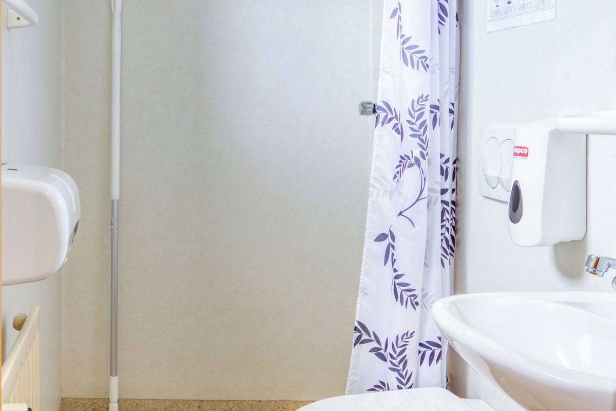 Quarto Individual, casa de banho privativa | Vista para a rua