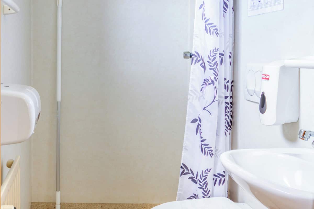Quarto Individual, casa de banho privativa | Vista para a rua