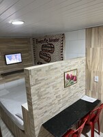 Suite Standard, várias camas, kitchenette | Roupa hipoalergénica, secretária, quartos insonorizados, Wi-fi grátis 