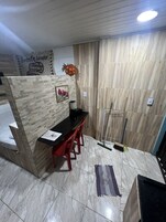 Suíte standard, várias camas, cozinha americana | Roupas de cama antialérgicas, escrivaninha, quartos à prova de som