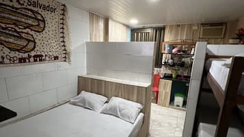 Suíte standard, várias camas, cozinha americana | 1 quarto, roupas de cama antialérgicas, escrivaninha