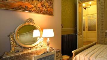 Cofre no quarto, secretária adequada para computadores portáteis