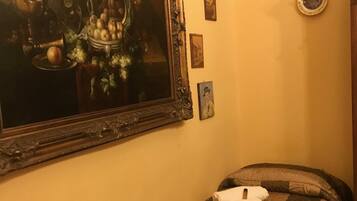 Cofre no quarto, secretária adequada para computadores portáteis