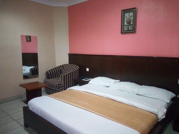 Peak Court Hotels - Ibadan