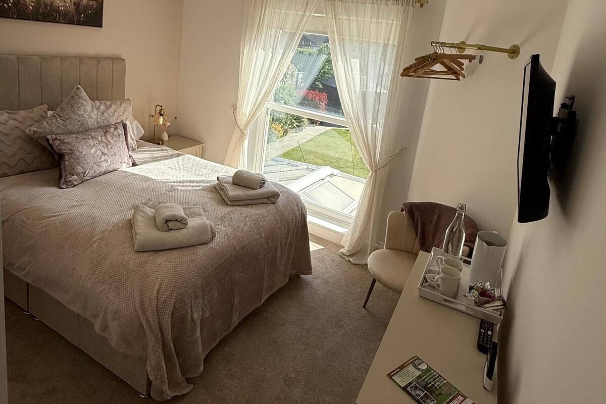 Quarto Duplo, casa de banho anexa | Ferro/tábua de engomar, Wi-fi grátis, roupa de cama fornecida