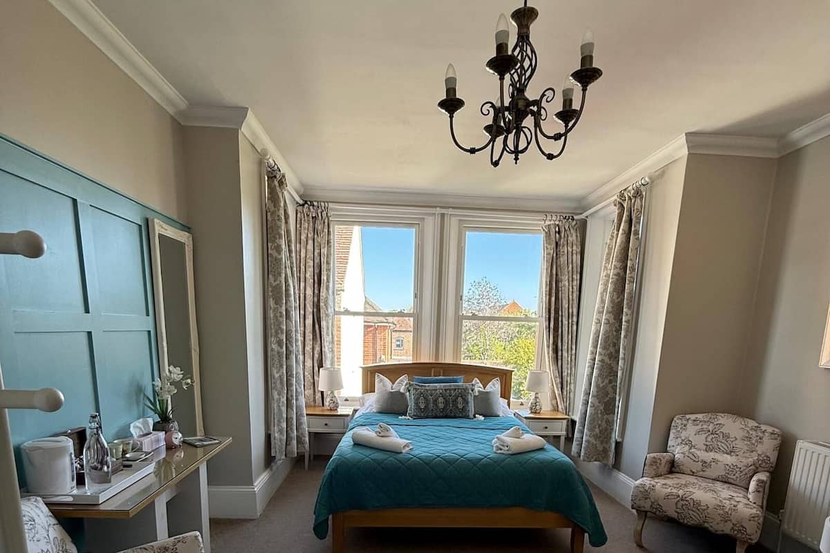 Quarto Duplo, casa de banho anexa (King Size Room) | Ferro/tábua de engomar, Wi-fi grátis, roupa de cama fornecida