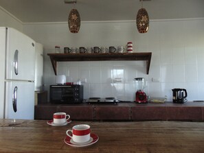 Familiar house, 3 bedrooms, Multiple Beds | Cozinha privada | Um frigorífico, um micro-ondas, um forno, uma placa de cozinha 
