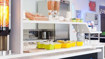 Café da manhã com buffet todos os dias (EUR 9.90 por pessoa)