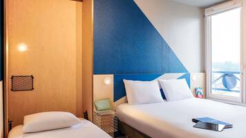 Quarto triplo, várias camas | Roupas de cama antialérgicas, escrivaninha