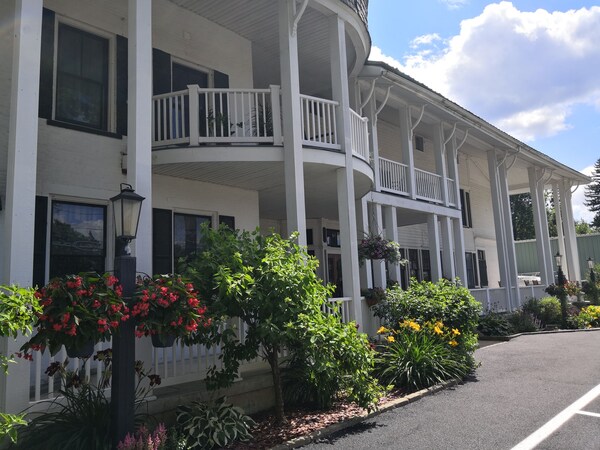 Historic Hotel Broadalbin - State of New York