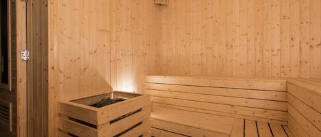 Uma sauna de madeira com bancos e um assento de madeira.