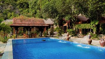 Piscina exterior, guarda-sóis, espreguiçadeiras