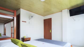 Quarto Quádruplo Superior | Edredões de penas, Wi-fi grátis, roupa de cama fornecida
