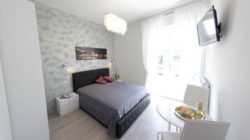 Quarto Clássico com Cama de Casal | Com decoração personalizada, com mobília individualizada, secretária