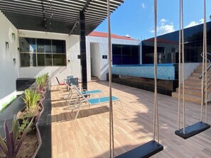 Terraço com espreguiçadeiras