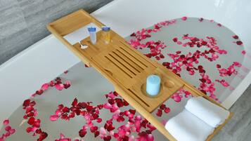 Quarto grand, 1 cama King, vista para a cidade | Banheiro | Chuveiro, chuveiro com efeito de chuva, produtos de toalete grátis