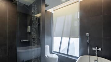 Quarto Deluxe, 1 cama king-size | Casa de banho | Artigos de higiene pessoal grátis, um secador de cabelo, chinelos