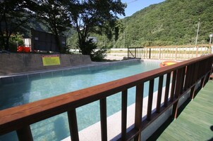 Piscina exterior sazonal, guarda-sóis, espreguiçadeiras 