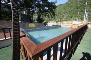 Piscina exterior sazonal, guarda-sóis, espreguiçadeiras 