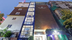 Um edifício de vários andares com uma placa indicando "The White Tree Executive Suites".