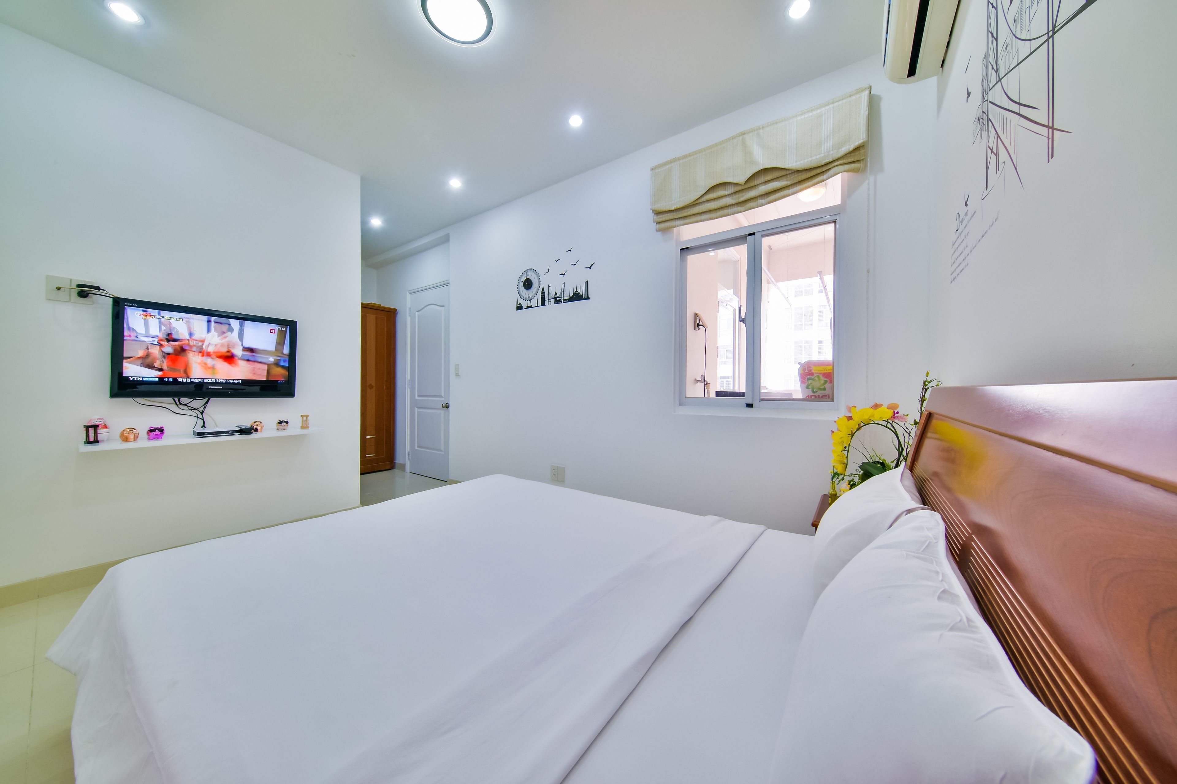 Frigobar, cofres nos quartos, escrivaninha, quartos à prova de som