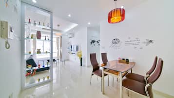 Apartamento conforto, 2 quartos, para não fumantes, vista para a cidade | Área de estar | TV de tela plana 32 polegadas com canais a cabo, TV