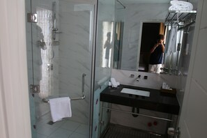 Quarto duplo | Banheiro | Produtos de toalete grátis, secador de cabelo, chinelos 