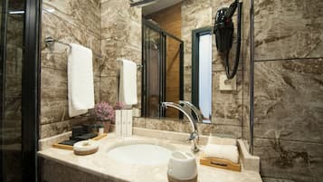 Comfort Triple Room | Casa de banho | Um polibã, um chuveiro de hidromassagem
