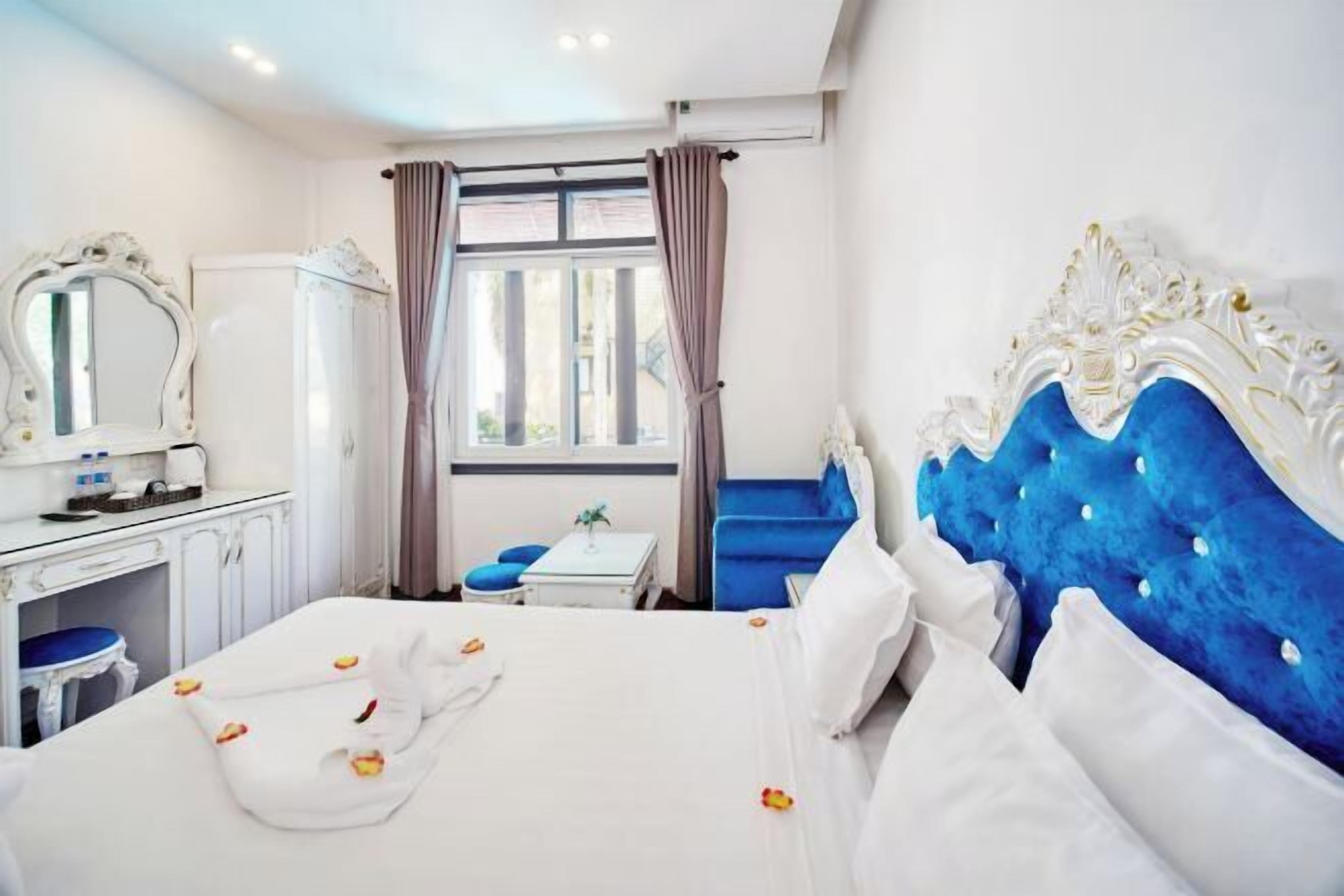 Minibar, cofre no quarto, secretária, cortinas/cortinados opacos 