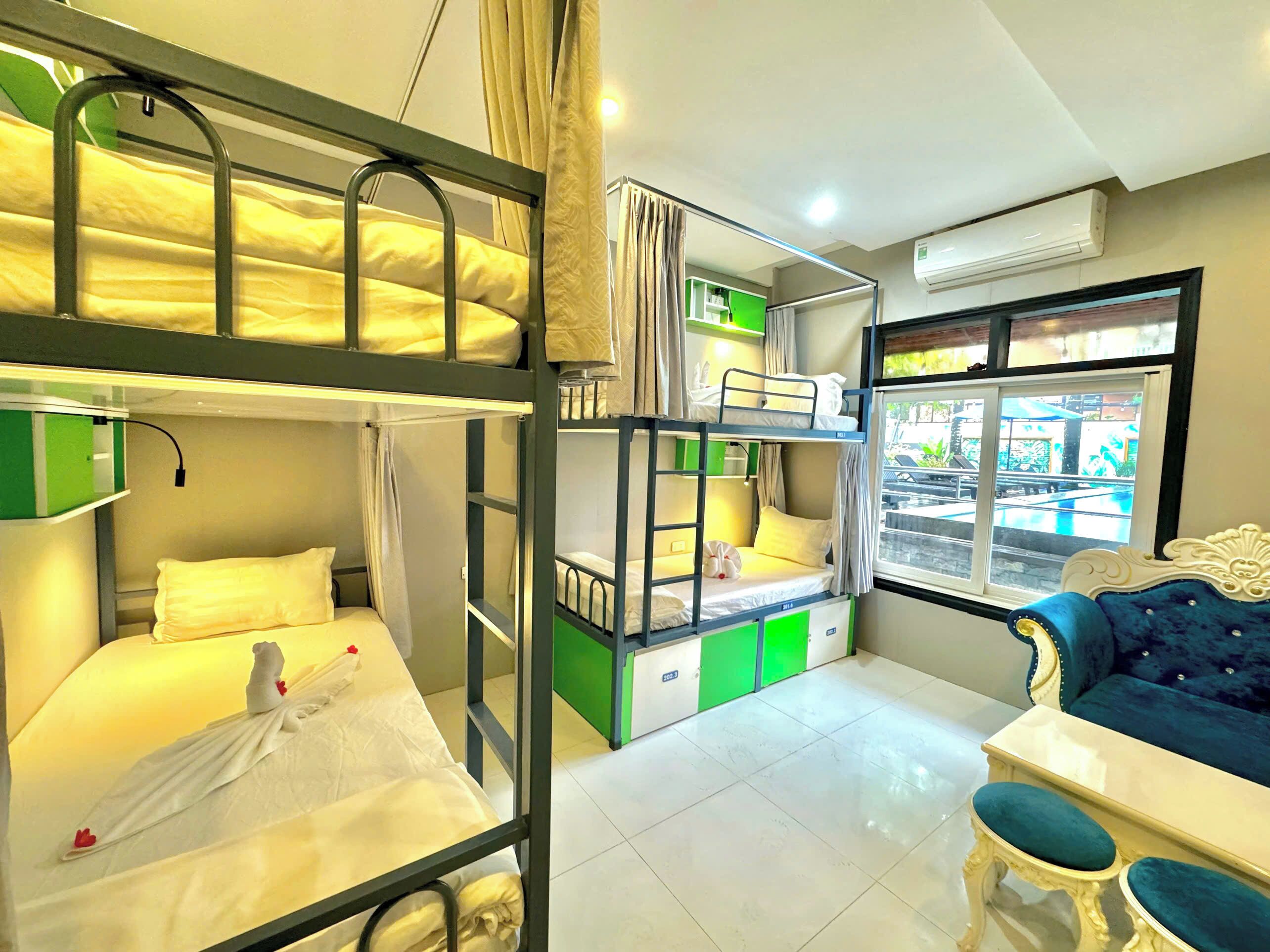 Minibar, cofre no quarto, secretária, cortinas/cortinados opacos 