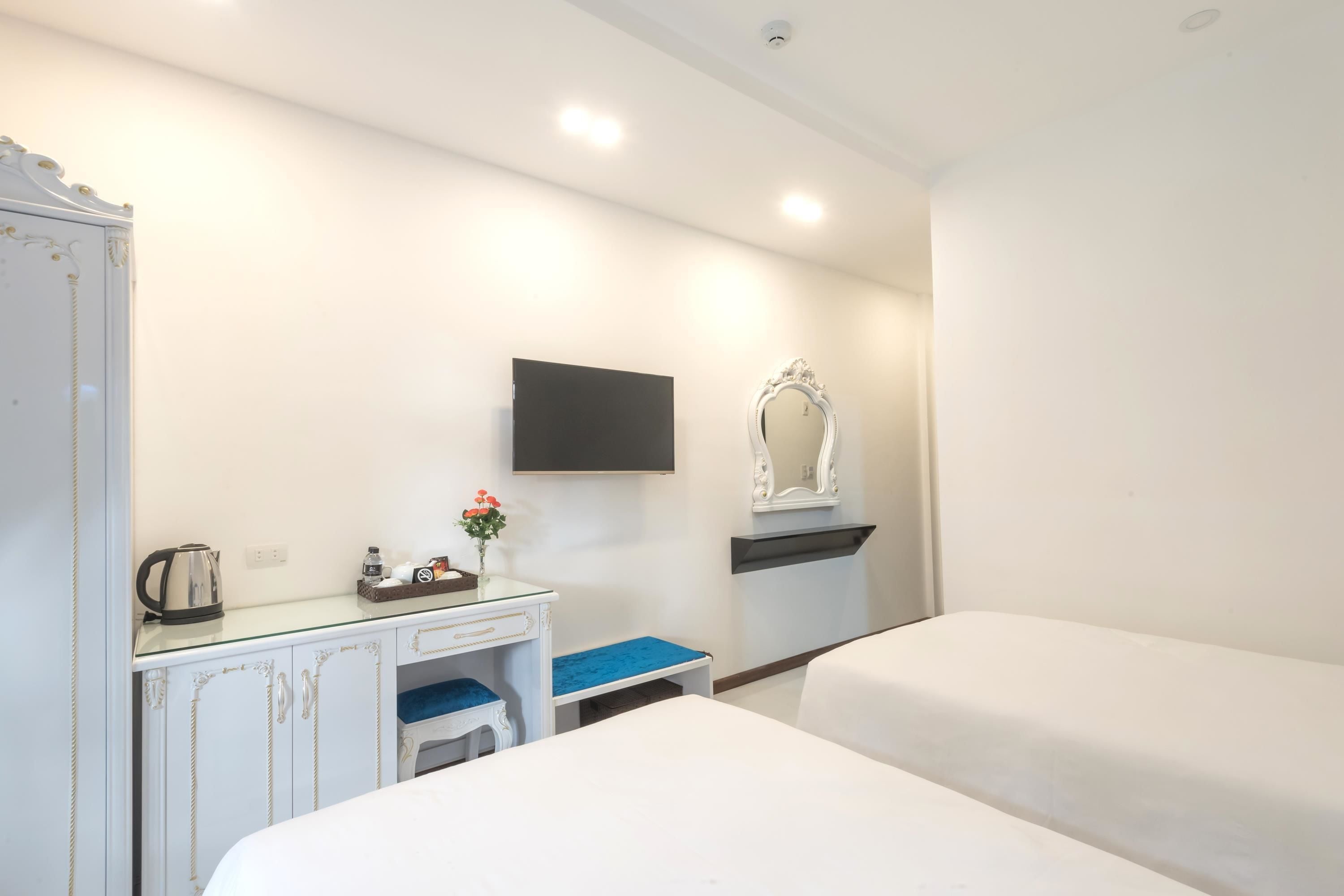 Minibar, cofre no quarto, secretária, cortinas/cortinados opacos 