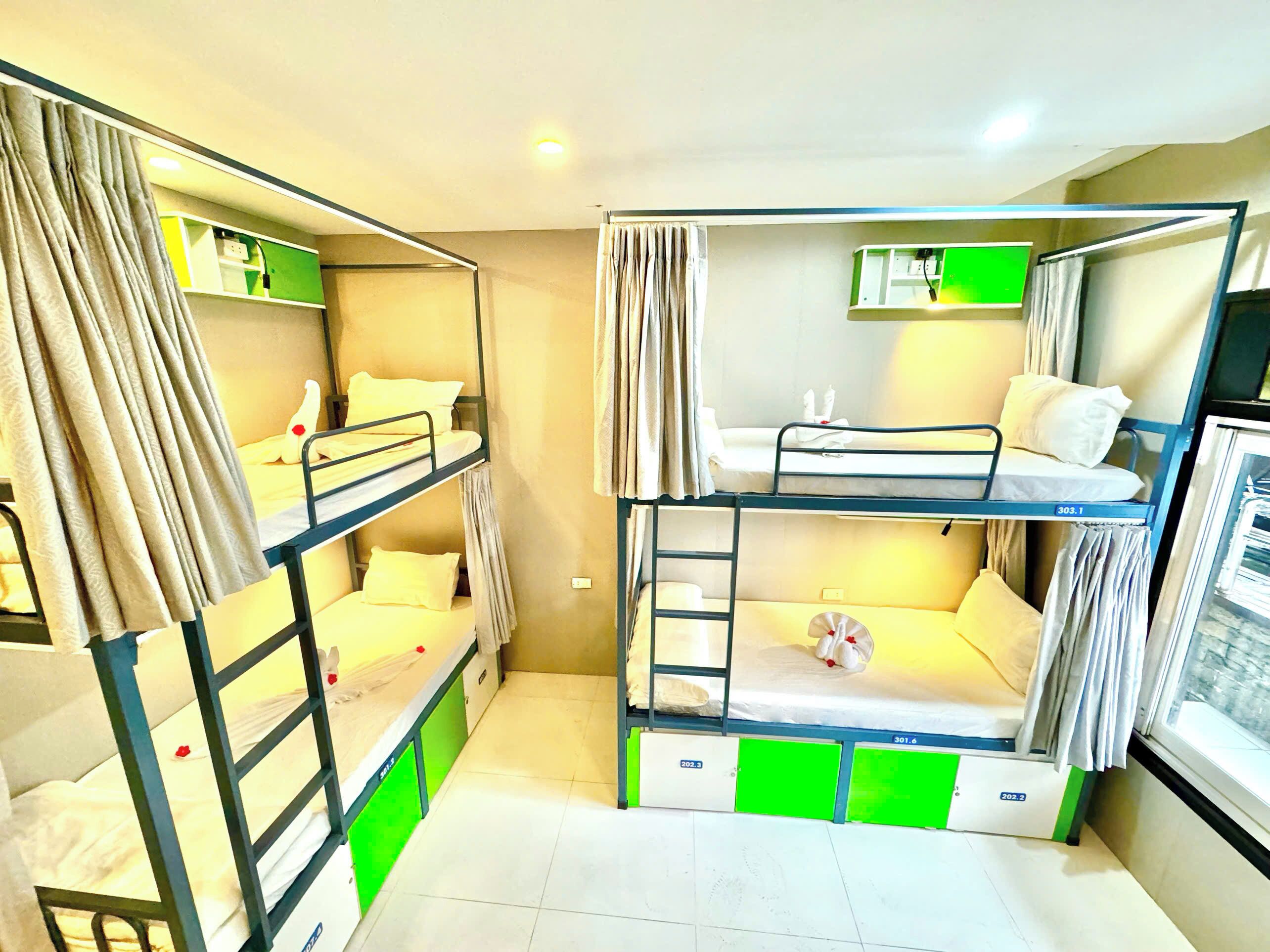 Minibar, cofre no quarto, secretária, cortinas/cortinados opacos 