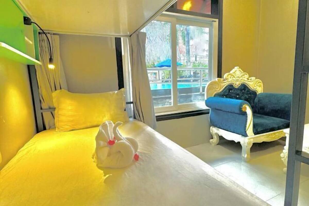 Frigobar, cofres nos quartos, escrivaninha, cortinas blackout