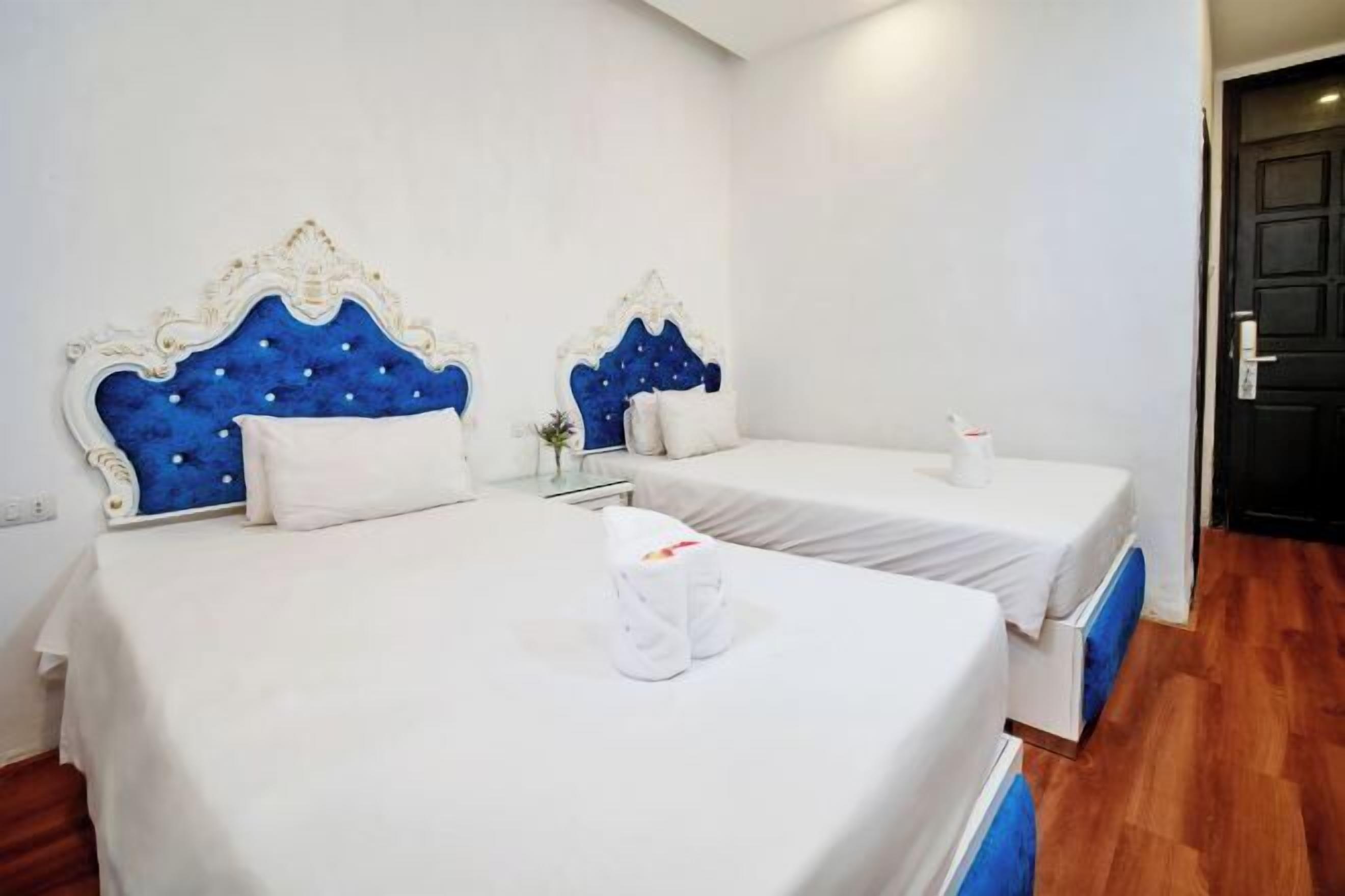 Minibar, cofre no quarto, secretária, cortinas/cortinados opacos 