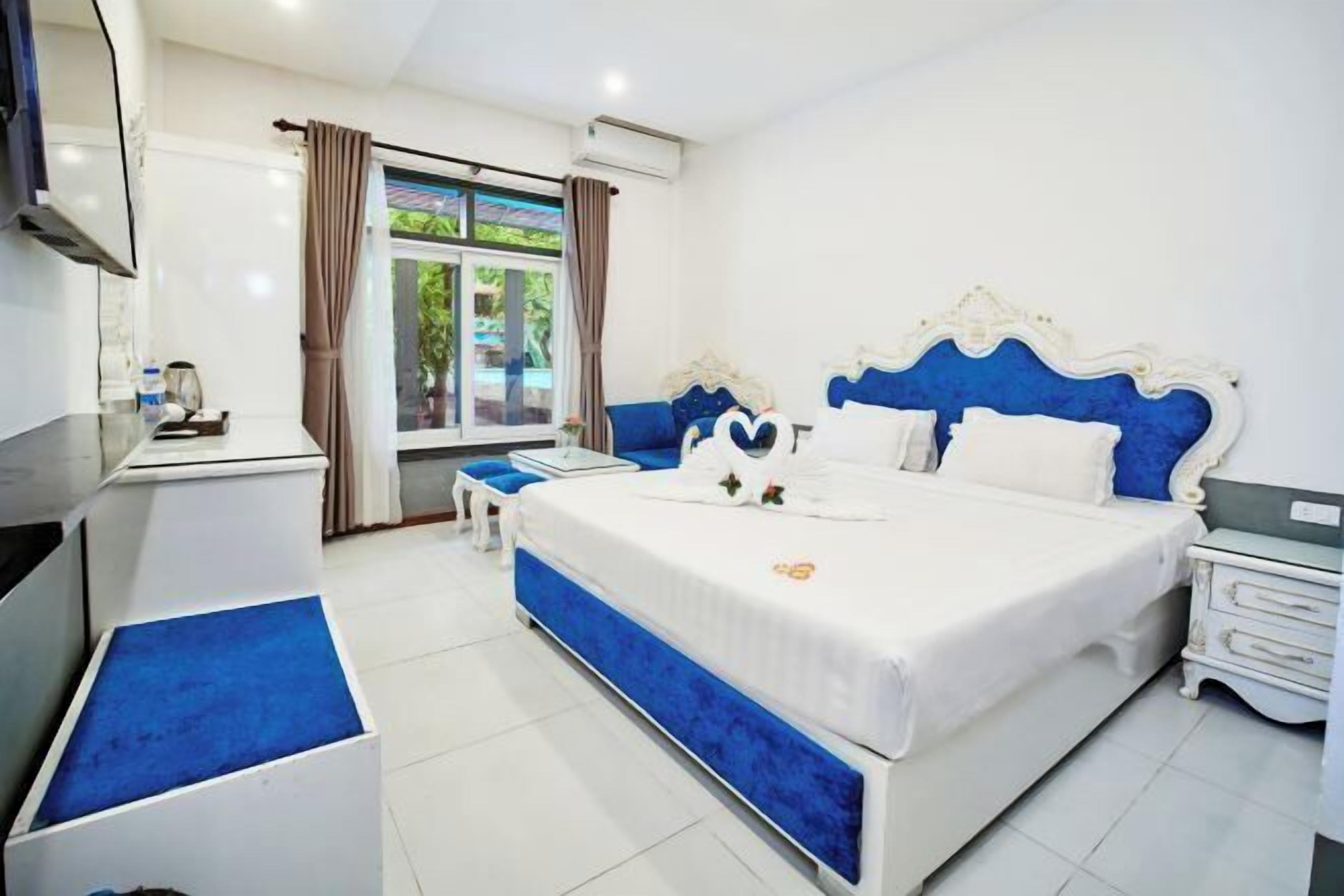 Minibar, cofre no quarto, secretária, cortinas/cortinados opacos 