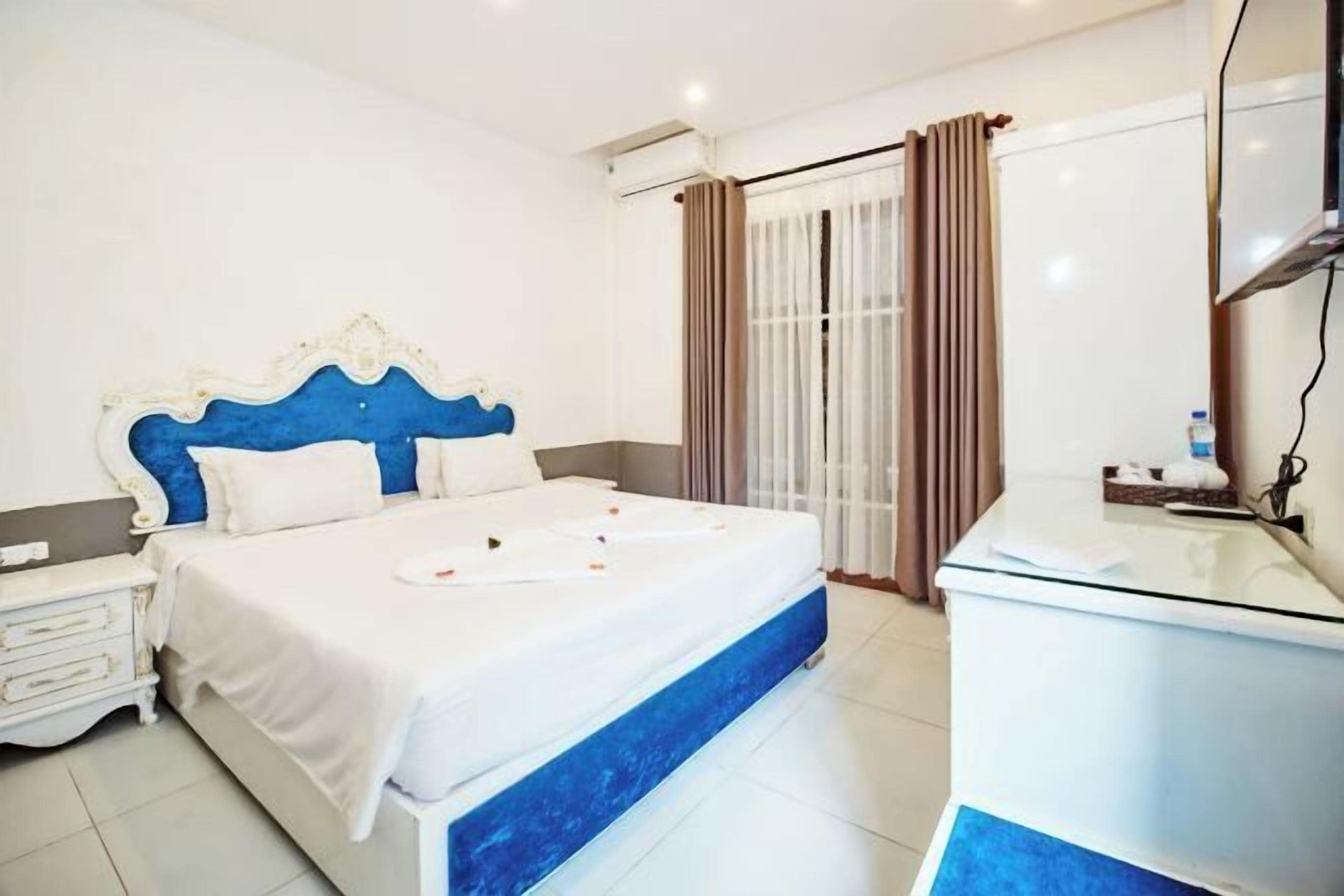 Minibar, cofre no quarto, secretária, cortinas/cortinados opacos 