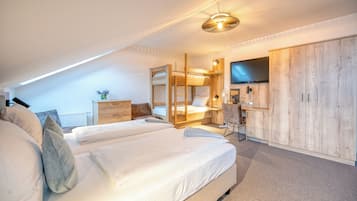 Quarto Quádruplo | Cortinas/cortinados opacos, Wi-fi grátis, roupa de cama fornecida