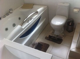 Quarto Duplo Exclusivo, 1 cama de casal | Casa de banho | Uma combinação polibã/banheira, uma banheira de hidromassagem 