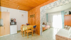 Apartamento, várias camas | Sala | Televisor 