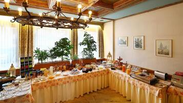 Pequeno-almoço tipo buffet diário (8.5 EUR por pessoa)