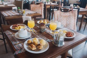 Café da manhã com buffet grátis todos os dias