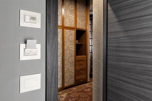 Quarto Deluxe | Minibar, cofre no quarto, secretária, cortinas/cortinados opacos