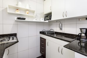 Apartamento, para não fumantes | Cozinha privada | Geladeira, micro-ondas, fogão, cooktop